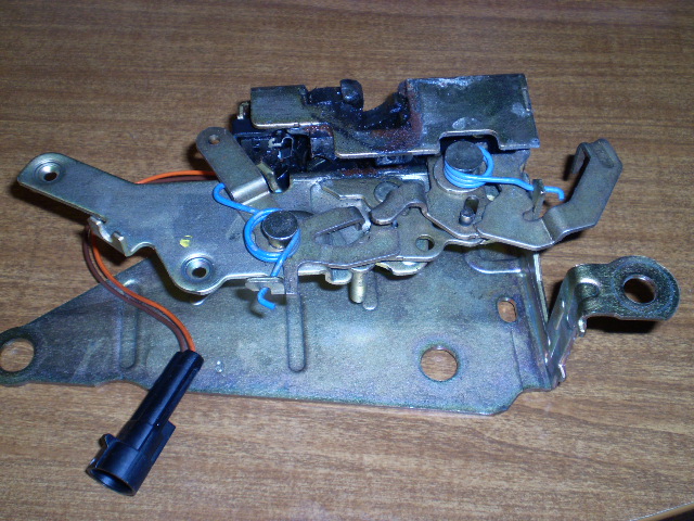 Door Latch Failure - Operation and Maintenance: 450 Model, 2005-2006 ...